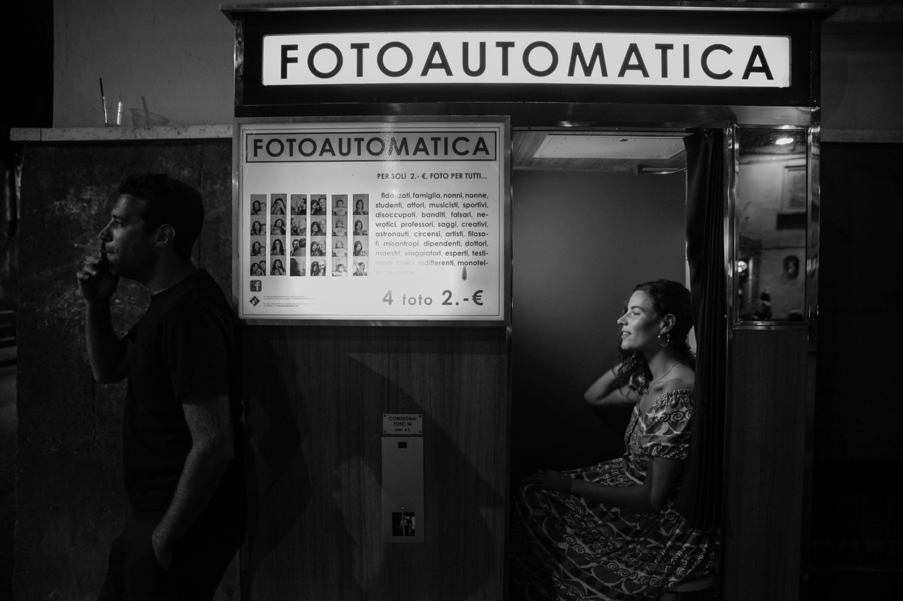 Fotoautomatica. Storia analogica e in bianco e nero delle fotocabine di ...